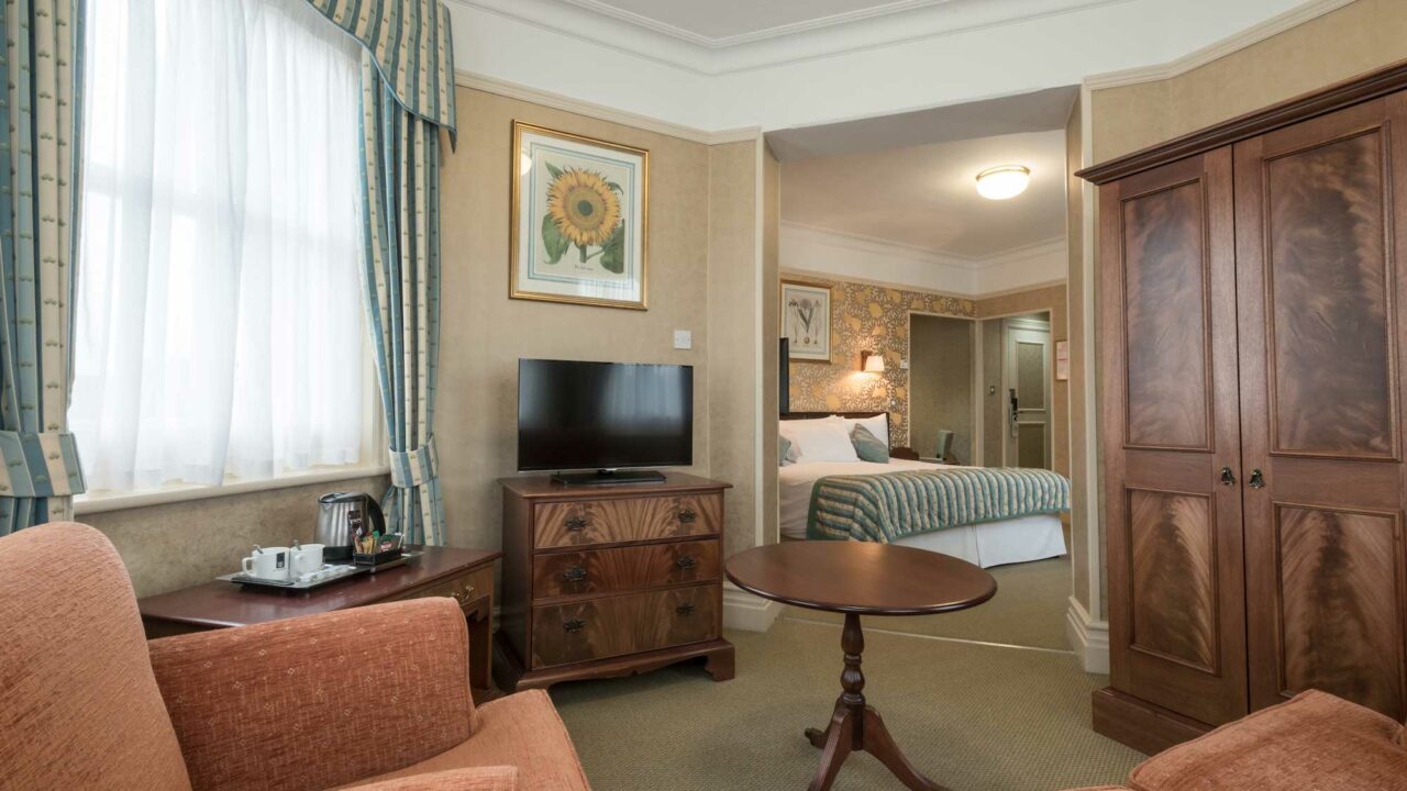 Luxury Tower Bedrooms - Metropole Hotel