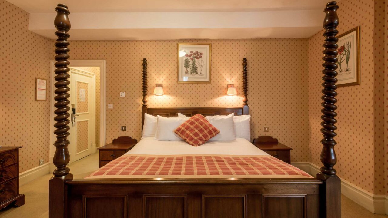 Luxury Tower Bedrooms - Metropole Hotel